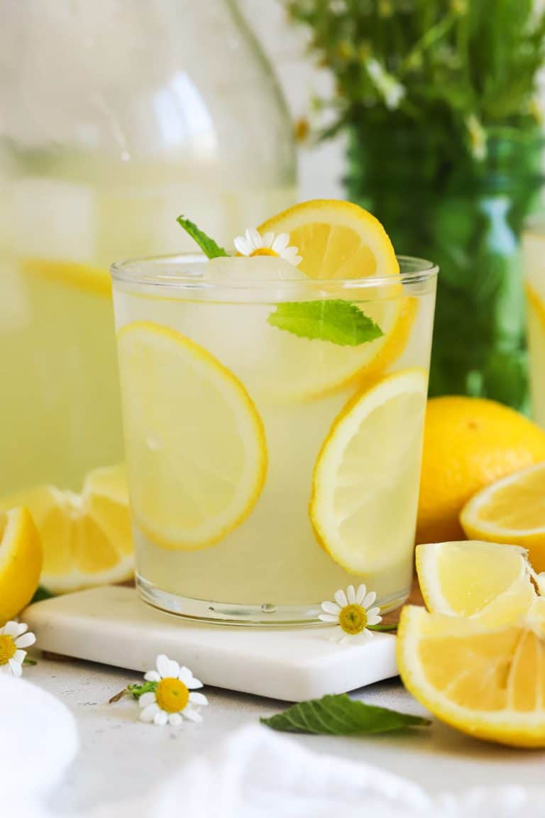 Easy Homemade Raspberry Lemonade (4-Ingredients!)