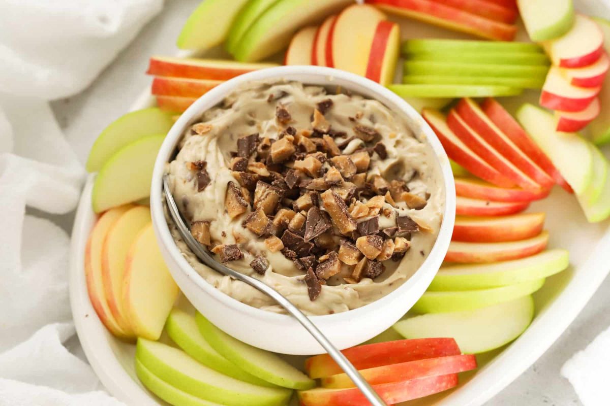 Easy Cream Cheese Toffee Apple Dip (5 Ingredients!)